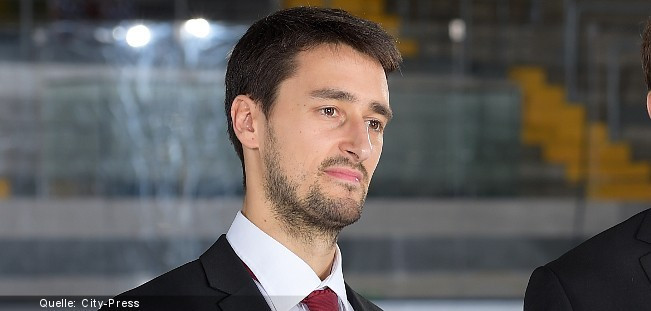 PENNY DEL - Nationalmannschaft: Dennis Endras sitzt der Schalk im Nacken